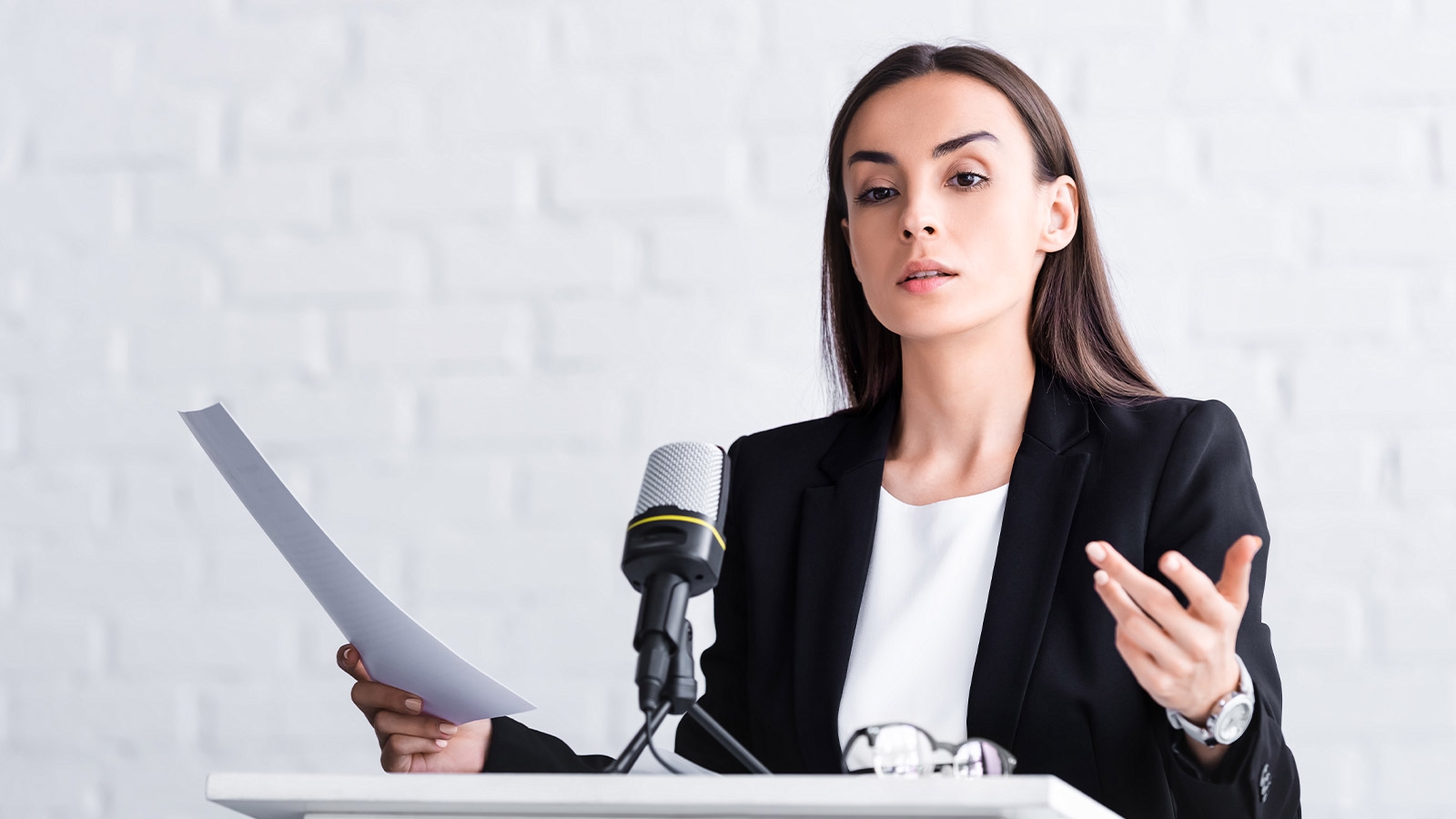 13 subtle moves savvy people use to bluff through any conversation