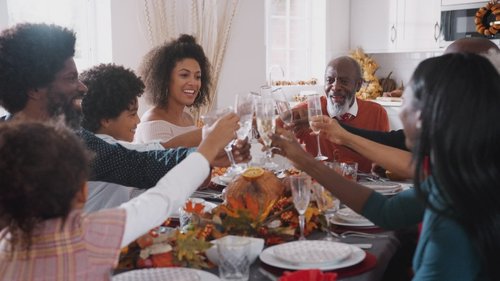 If Someone Shows These 11 Behaviors At Family Gatherings, They May Be ...
