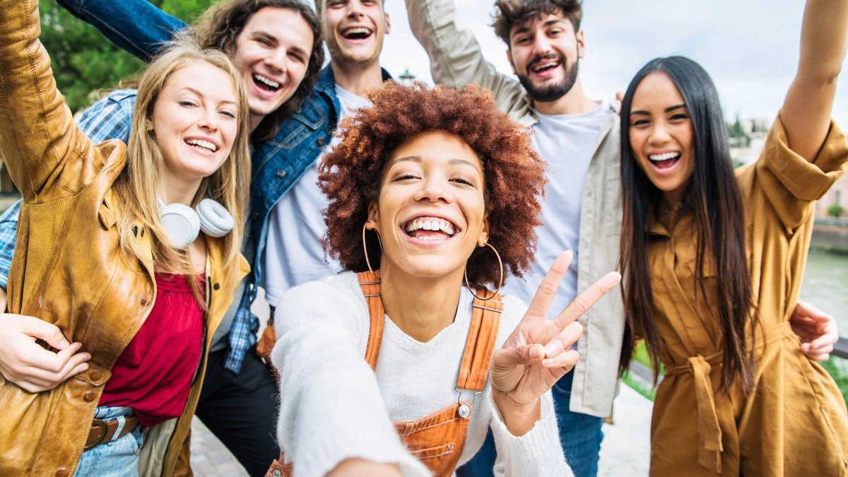 9 Small Gestures That Make People Love Being Around You