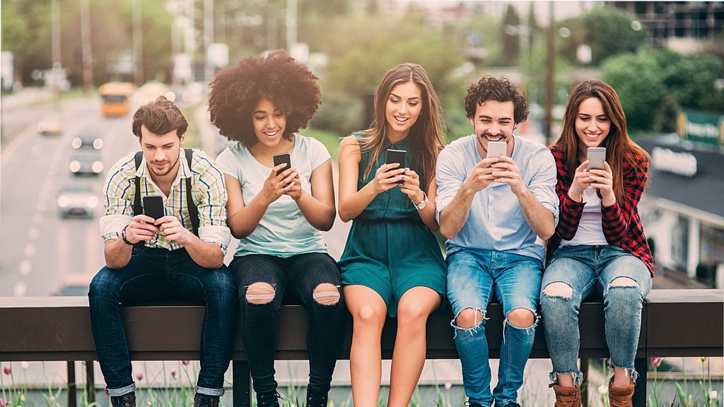 11 Moments When Being Too Available Lowers Respect, Backed by Psychology