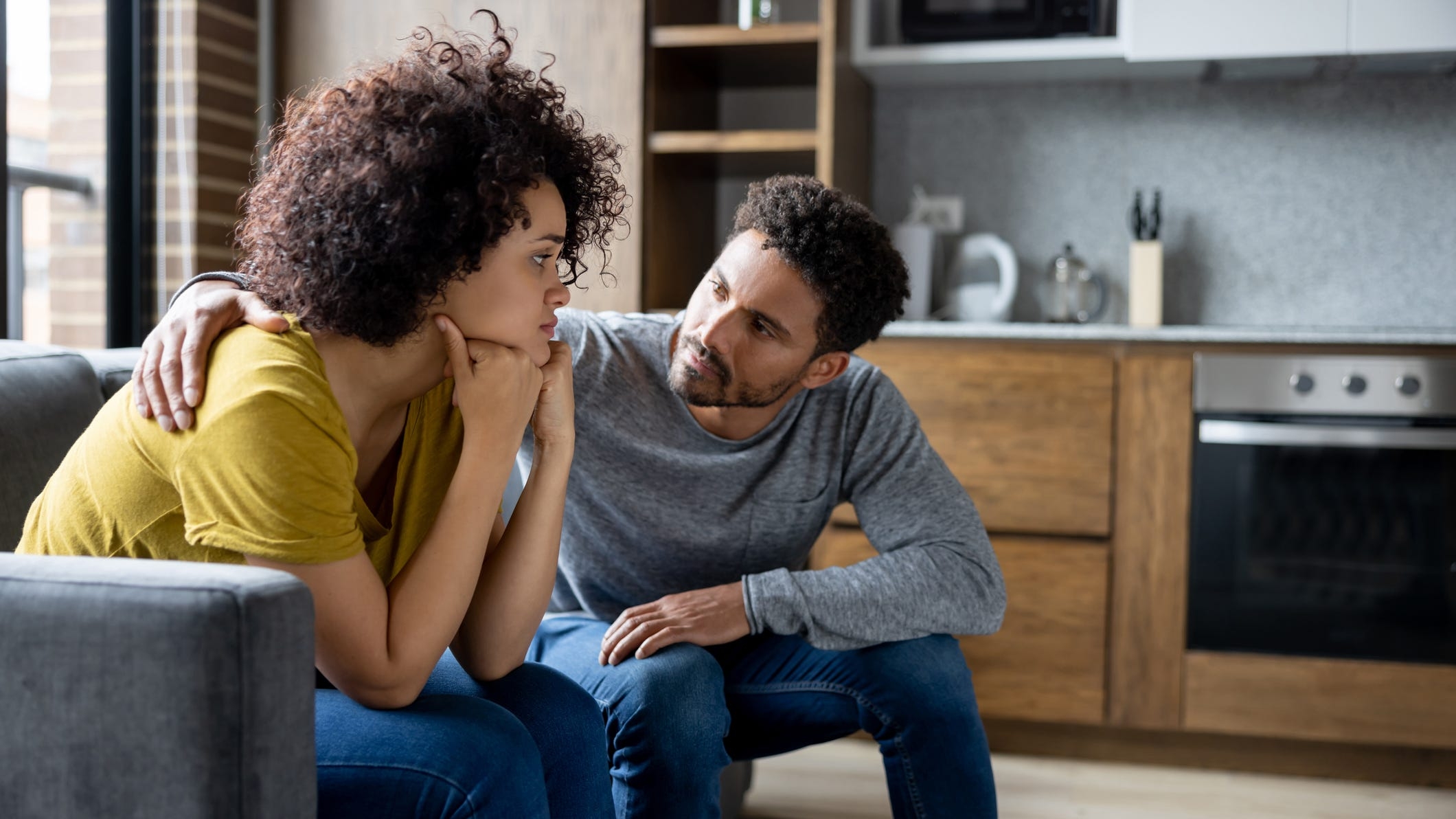 11 Calm Phrases Emotionally Intelligent People Use in Tense Money Talks
