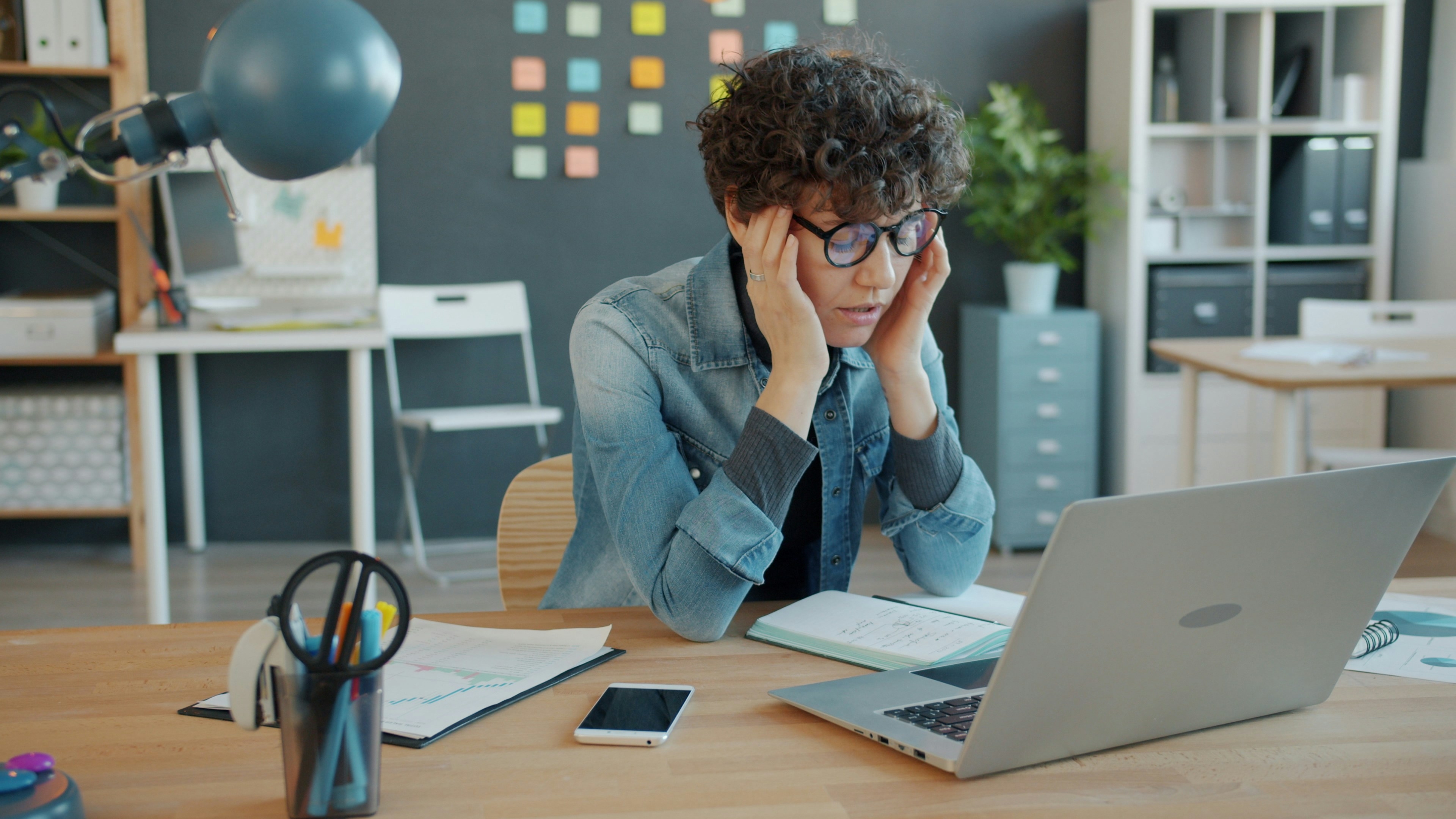 12 Subtle Habits That Show Someone Is Emotionally Exhausted, Not Lazy