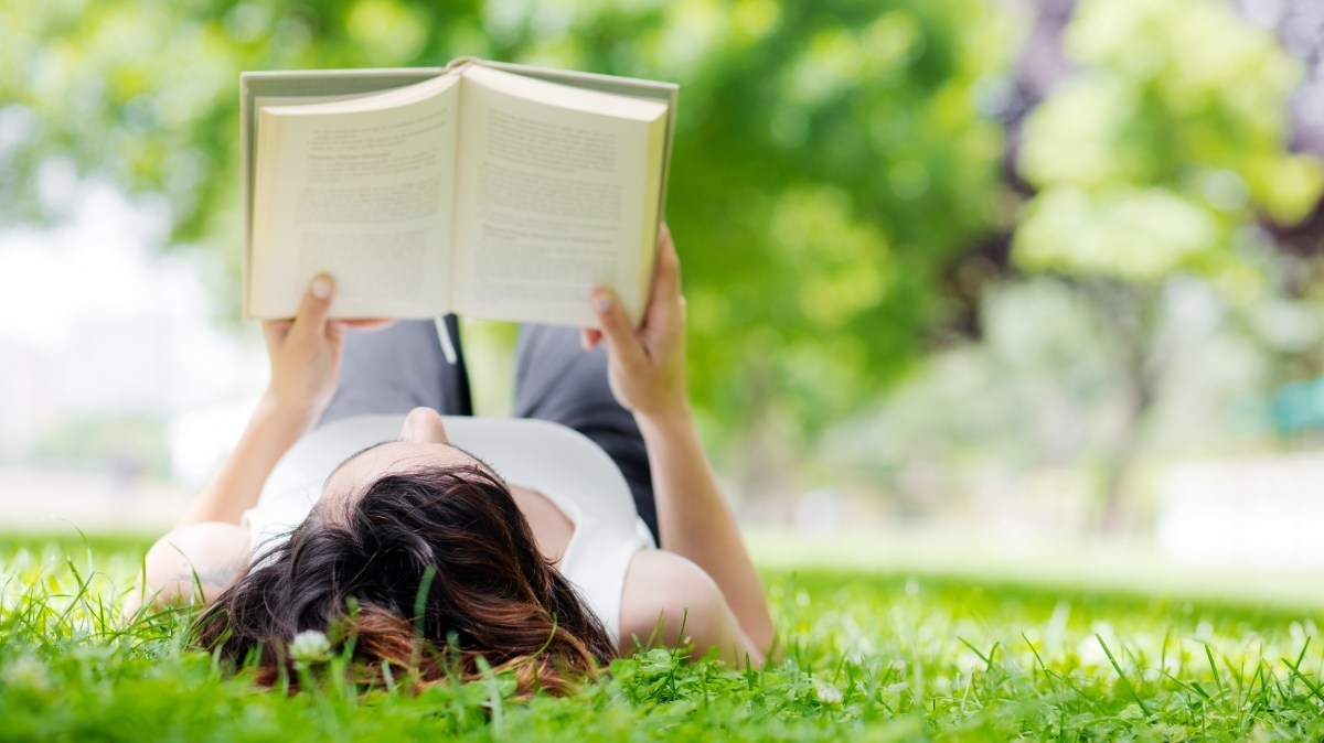 People Who Enjoy Solitude More Than Social Plans Often Share These 9 ...