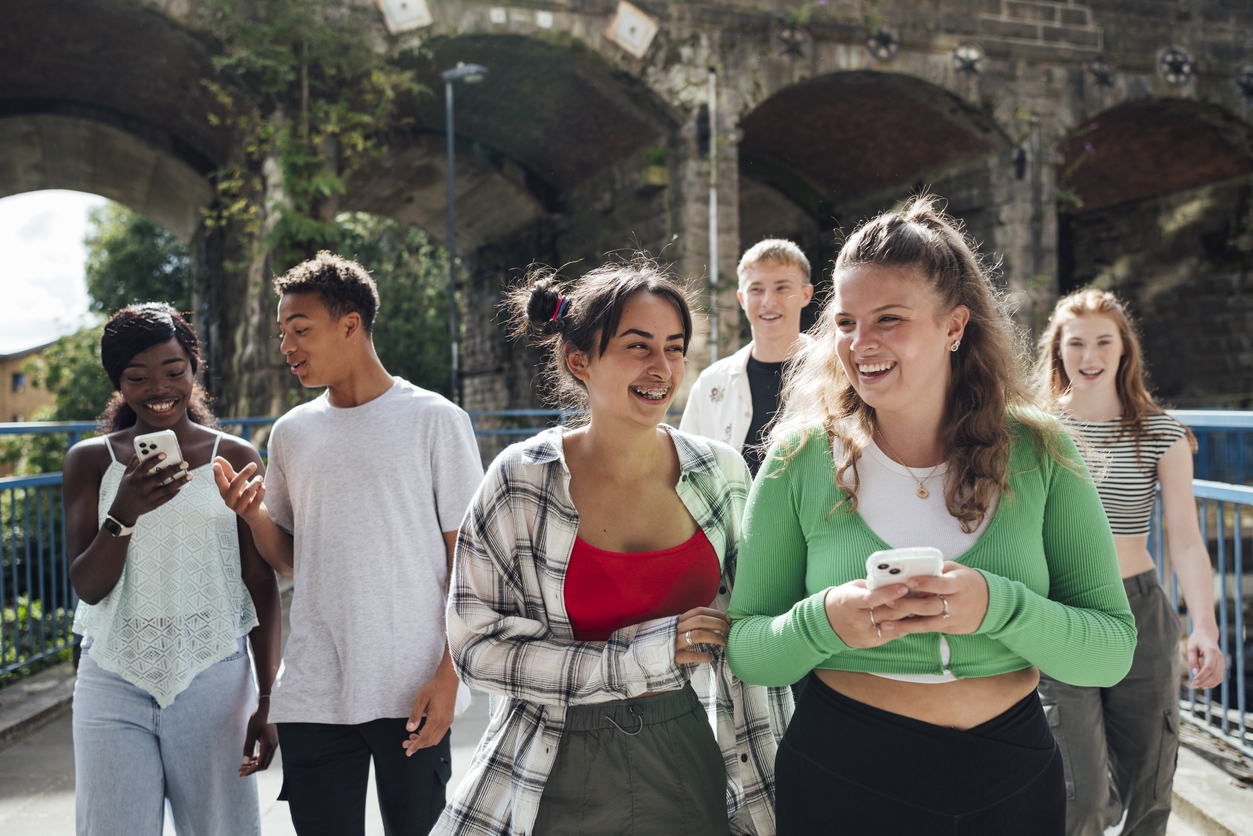 11 things you are doing in public that quietly show you lack self ...