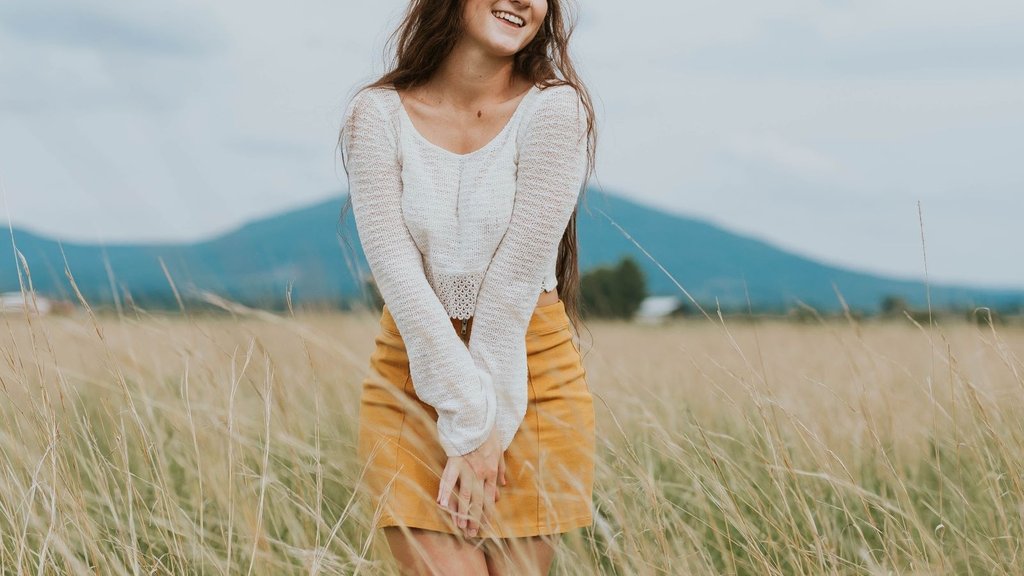 13 Subtle Signs Someone Is Not Really Happy In Life, Even If They Look ...