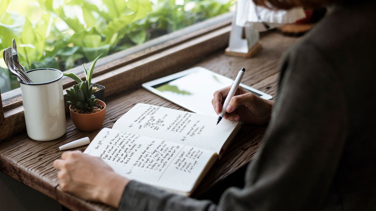 12 Signs Someone Is Genuinely Smart (Even If They Don’t Realize It ...
