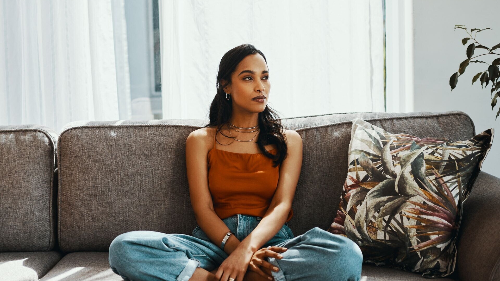 12 Quiet Habits of a Woman Who Has Not Yet Learned to Love Herself