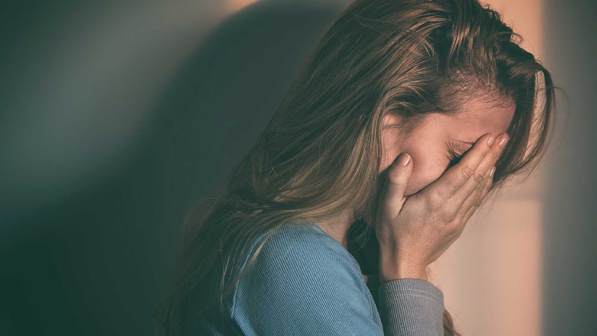 When a woman’s spirit is exhausted, she often shows these 11 quiet ...