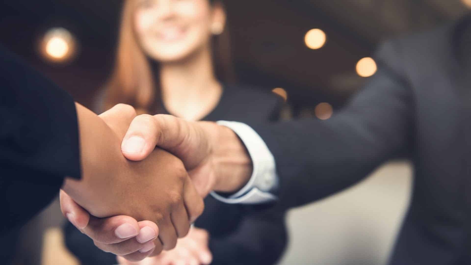 10 Body Language Habits That Make People Trust You Faster