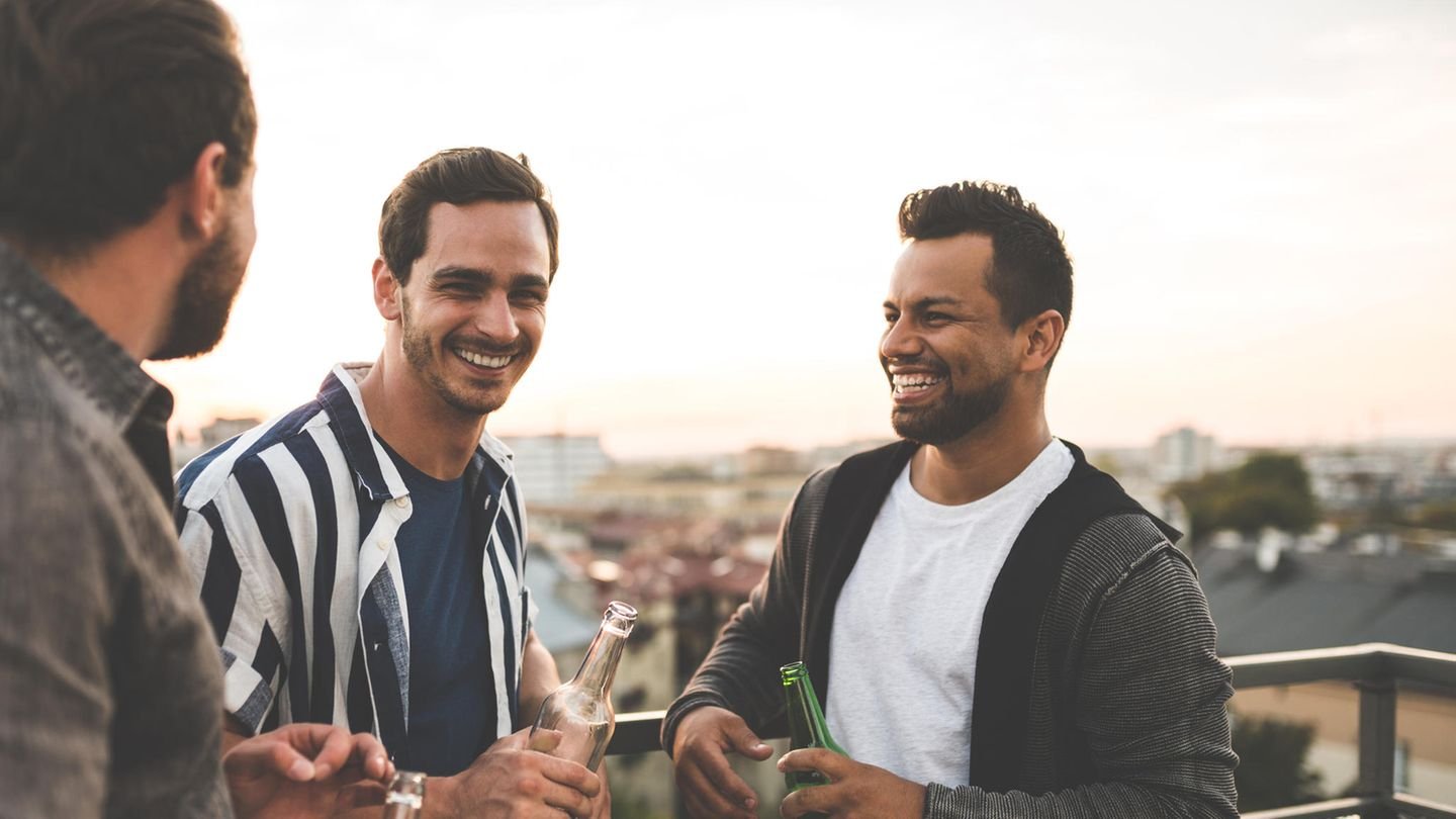 The Art of Small Talk: 12 Simple Phrases That Help People Open Up Fast