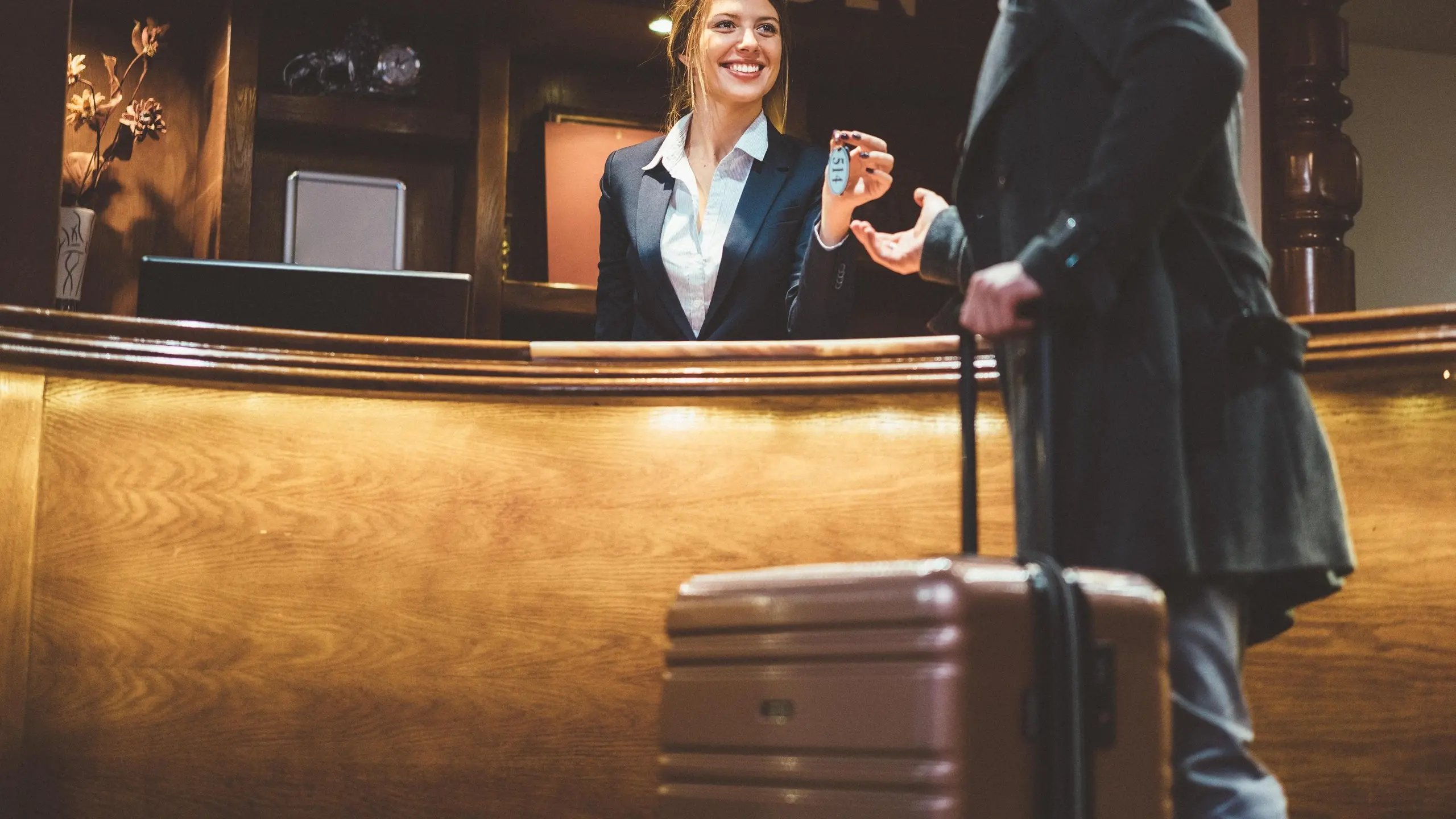 12 Subtle Things Wealthy Travelers Do at Hotel Check-In