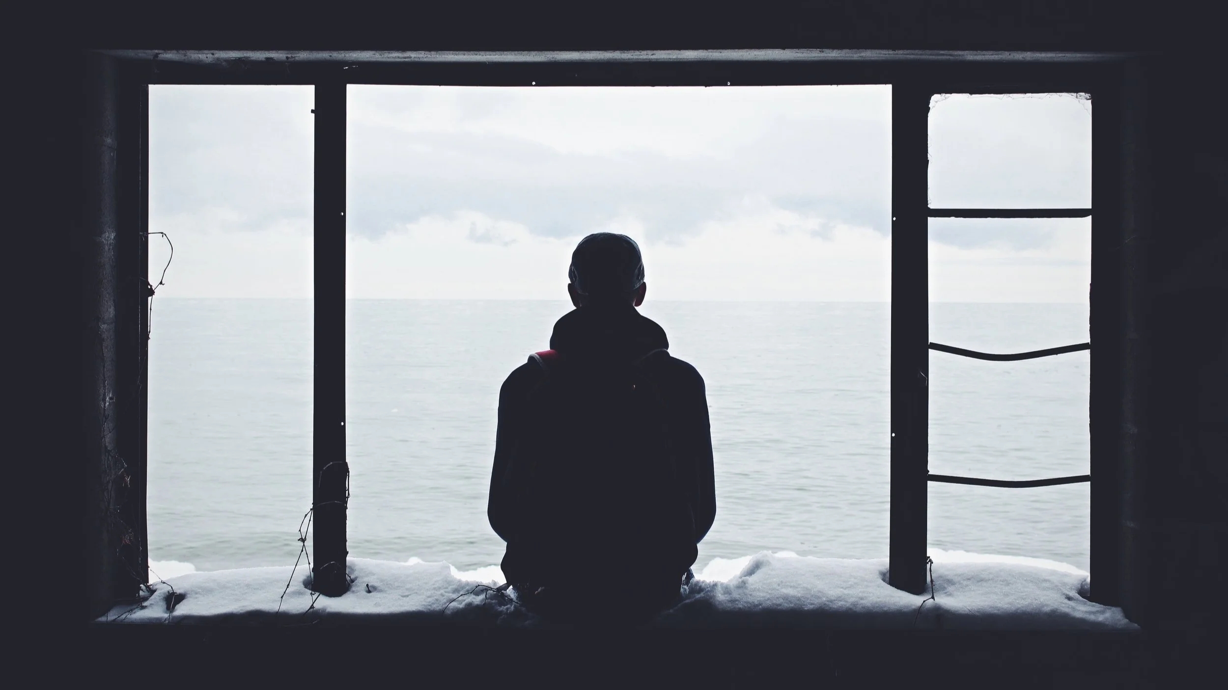 7 Things It Can Mean When Someone Looks Away While Talking to You