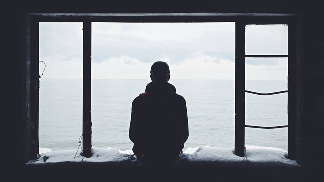 7 Things It Can Mean When Someone Looks Away While Talking to You