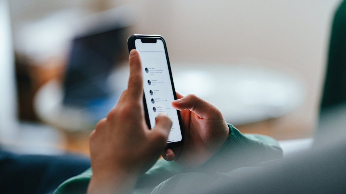Psychology Says These 10 Phone Habits Can Signal a Deeply Self-Centered ...