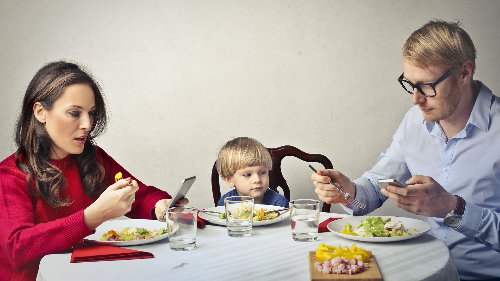 8 Reasons People Grow Apart From Their Family, Even When Love Is There
