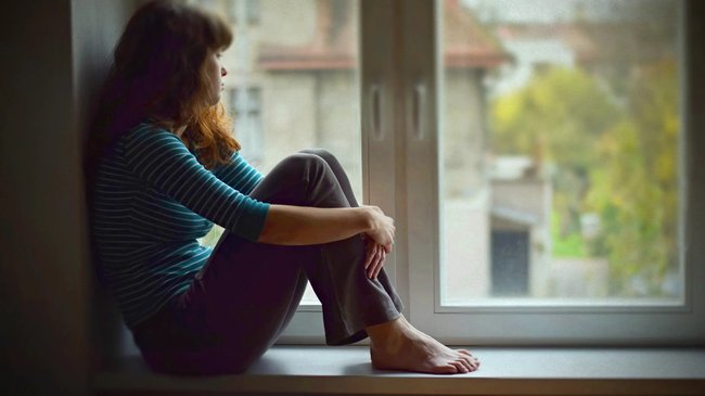 9 Quiet Things Women Do When Loneliness Hits