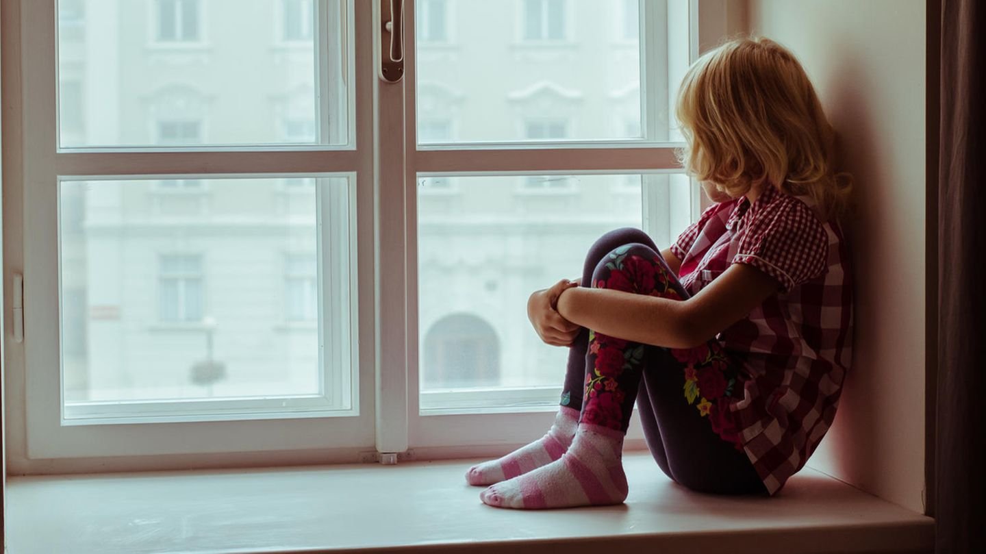 Childhood Emotional Neglect: Subtle Signs, Common Adult Patterns, and ...