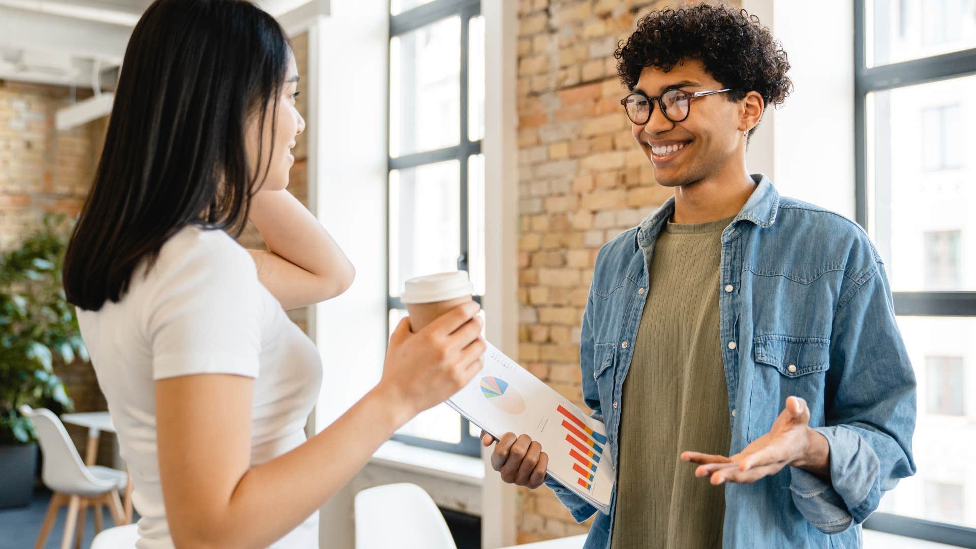 11 Quiet Signs Someone Does Not Like You, Even If They Stay Friendly