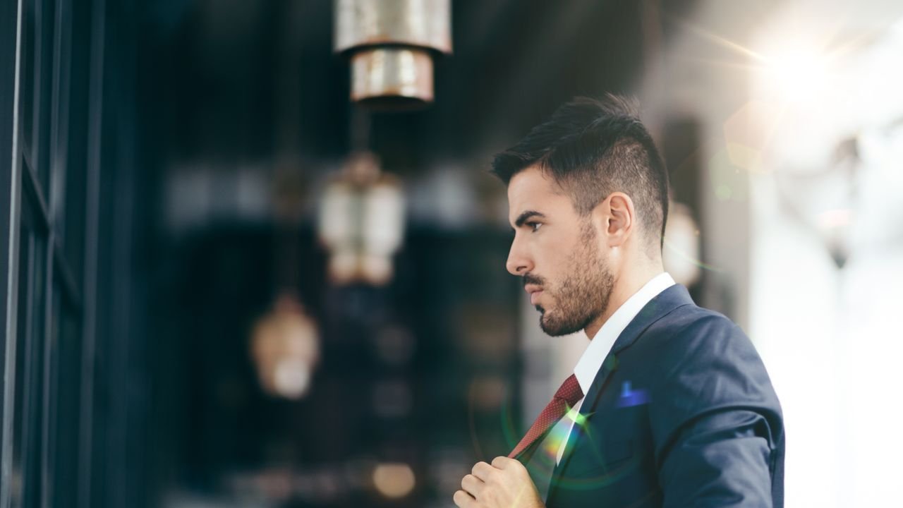 12 Fashion Choices That Quietly Signal Upper-Middle-Class Ease